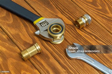 배관 황동 피팅 및 조정 가능한 스패너 근접 촬영 예비 부품의 수리 또는 교체 중 빈티지 나무 판에 0명에 대한 스톡 사진 및 기타 이미지 Istock