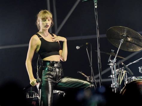 Taylor Swift On Stage Performed Love Story And Gasoline Mashup In Haim London Tour R Taylorswift
