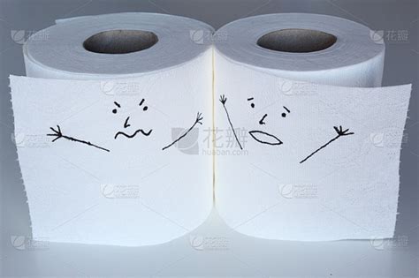 两个白色的厕纸卷上画着一张愤怒和叫喊的脸，相互靠近，代表着愤怒和恐慌的感觉