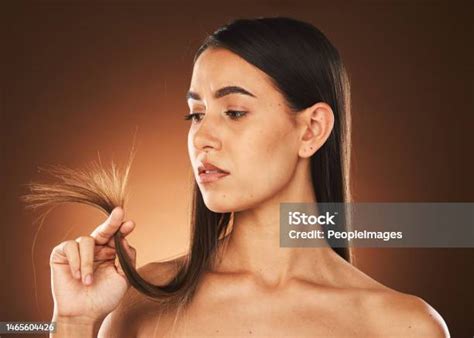 아름다움 여성 머리카락은 걱정 숙고 및 생각하는 얼굴로 분할 끝의 성장을 확인합니다 갈색 스튜디오 배경에 치료 문제가 있는 스킨케어 바디 및 헤어 케어 모델에 관심이