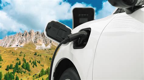 충전소가 있는 외딴 산에서 Ev 자동차로 진보적인 여행 개념 전기자동차 충전소에 대한 스톡 사진 및 기타 이미지 전기자동차 충전소 개념 경관 Istock