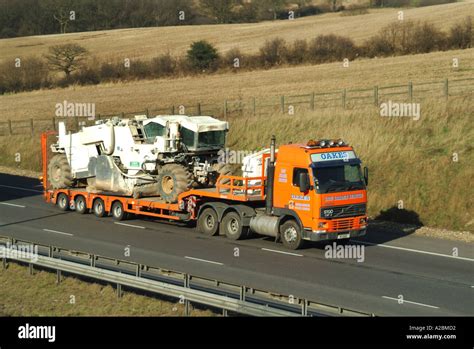M25 Motorway Articulated Low Loader Lorry Transporting Wide Heavy
