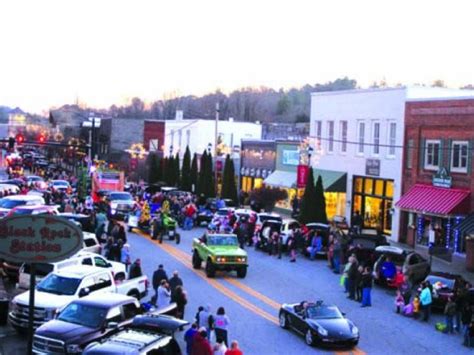 Christmas Parade In Clayton Ga Official Georgia Tourism And Travel