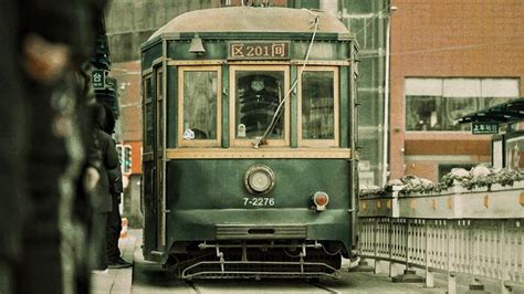 始建于1903年的大连火车站和运营于1909年的201路有轨电车