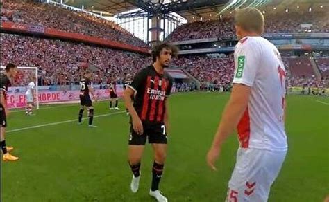 نصب دوربین روی بدن یک بازیکن فوتبال حین بازی فیلم