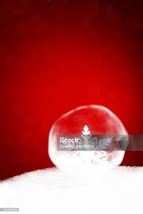 반투명 수정 구슬에 하나의 큰 흰색 퇴색 눈송이 또는 지상에 연기가 나는 눈 덮인 안개가 자욱한 희미한 기지 위에 투명한 거품이 있는 창의적인 진한 빨간색 또는 적갈색