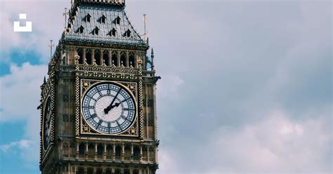 빅 벤 타워 하얗고 푸른 하늘 아래 런던 사진 Unsplash의 무료 런던 이미지