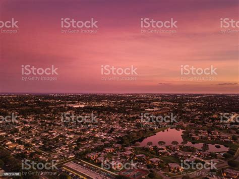 2021년 1월 플로리다 주 센트럴 웨스트 팜 비치에서 다채로운 일몰의 공중 장면 가로등에 대한 스톡 사진 및 기타 이미지 가로등 거리 경관 Istock