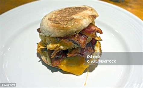 깨끗 한 흰 접시에 아침 머핀 더블 베이컨 계란 녹 인된 체 다 치즈 달걀에 대한 스톡 사진 및 기타 이미지 달걀 베이컨 흰색 배경 Istock