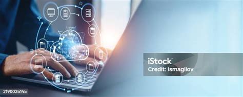 노트북 클라우드 서비스 홀로그램 및 장치 Hud에 입력하는 남자 복사 공간 검색에 대한 스톡 사진 및 기타 이미지 검색 고름 글로벌 비즈니스 Istock
