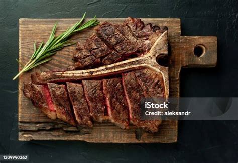 돌 테이블에 구운 T뼈 스테이크 로즈마리와 향신료 0명에 대한 스톡 사진 및 기타 이미지 0명 고기 굽기 Istock