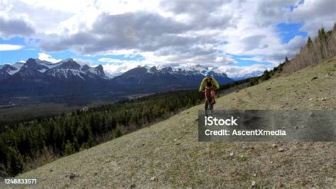 산악 능선을 따라 전기 자전거를 타는 여성 산악 자전거 타는 여성 전기자전거에 대한 스톡 사진 및 기타 이미지 전기자전거