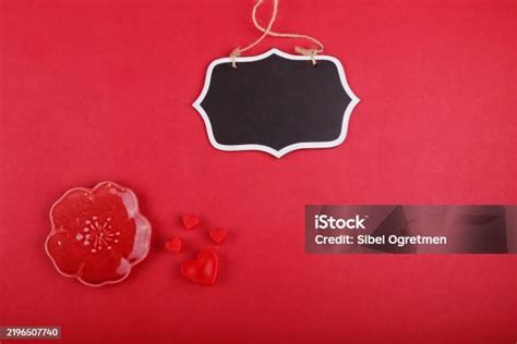 빨간 하트 모양과 빨간 배경에 빈 텍스트 보드 사랑 마음 발렌타인 데이 어머니의 날 0명에 대한 스톡 사진 및 기타 이미지 0명 2월 개념 Istock