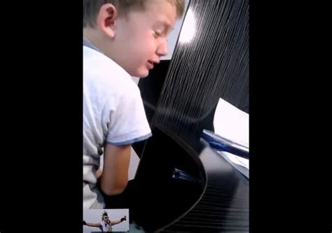 Мальчик делает уроки но не хочет учится