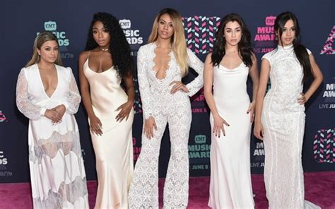 Integrantes do Fifth Harmony arrasam decotes em premiação Quem Popquem