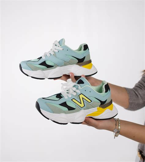 ЖІНОЧЕ • ЧОЛОВІЧЕ • ВЗУТТЯ • СУМКИ • ДОГЛЯД ЗА ВЗУТТЯМ Блакитні спортивні кросівки 🩵 Блакитний