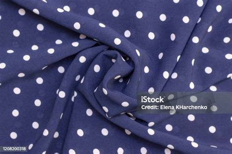 어두운 파란색 배경에 흰색 물방울 무늬가있는 패턴으로 아름답게 뒤틀린 직물 패브릭 배경 텍스처 0명에 대한 스톡 사진 및 기타