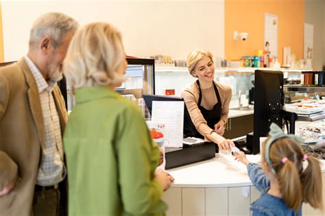 Abuelo Comprando Un Pastel Para Su Nieta Foto De Stock Y Más Banco De Imágenes De Abuela