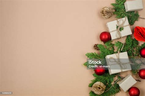 선물 상자가 있는 크리스마스 배경 소나무 가지 빨간 싸구려와 리본 0명에 대한 스톡 사진 및 기타 이미지 0명 12월 개념 Istock
