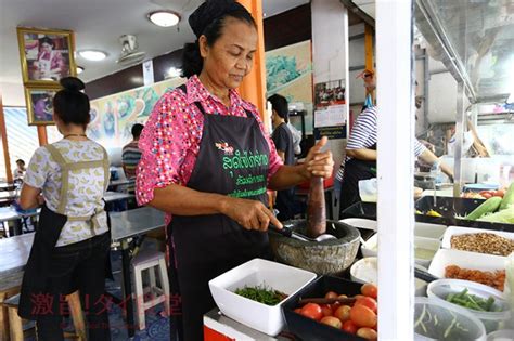 オートーコー市場で大人気！イサーン料理店スッチャイガイヤーン 激旨！タイ食堂