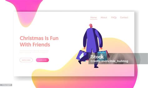 크리스마스와 새해 쇼핑 웹 사이트 방문 페이지 웹 페이지 배너 겨울 휴가를위한 준비 행복한 남성 캐릭터 에서 따뜻한 옷 걷기 와 종이 가방 만화 평면 벡터 일러스트 가방에