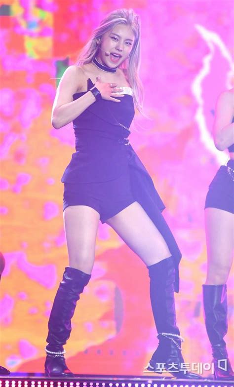 Pin By Multi Fan On Itzy Itzy Stage Outfits Kpop