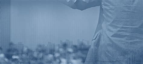 기업 비즈니스 컨퍼런스에서 강연하는 연사 프리젠 테이션 화면 앞에 발표자와 홀에서 청중 기업 및 기업가 세미나 에서 기업 임원 연설 경영자에 대한 스톡 사진 및 기타 이미지