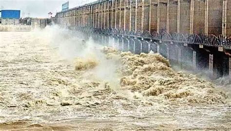 జూరాల ప్రాజెక్టుకు భీకర వరద 37 గేట్లు ఎత్తివేత