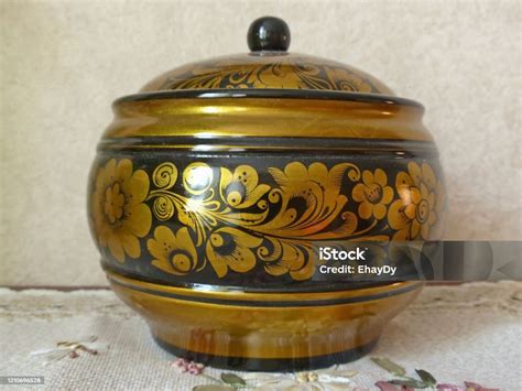 나무 주방 식기 근접 촬영 코클로마 고대 러시아 민속 공예 Xvii 세기 전통 요소 Khokhloma 산재와 야생 딸기의 붉은 육즙 베리 0명에 대한 스톡 사진 및 기타