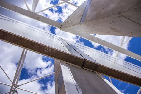 Sandwichpanelen En Massieve Kolommen Stock Foto Image Of Ingang