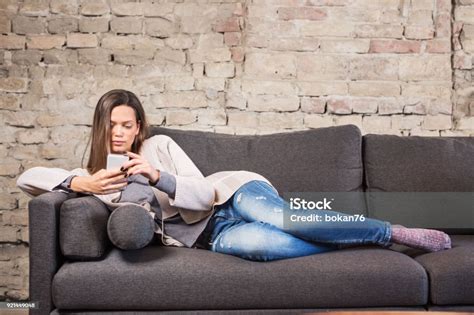 아름 다운 젊은 여자는 소파에 누워 하 고 전화를 사용 하 여 가정 생활에 대한 스톡 사진 및 기타 이미지 가정 생활 거실 고요한 장면 Istock