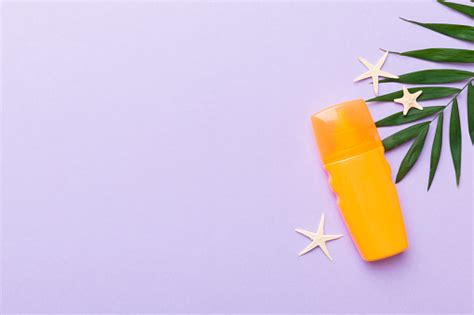 자외선 차단제 스프레이 병 태양 보호 크림과 색상 배경에 열대 녹색 잎이있는 바다 껍질이있는 병 상단 전망 0명에 대한 스톡 사진 및 기타 이미지 Istock