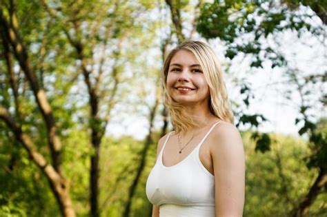 Hermosa Joven Rubia En El Bosque La Chica Disfruta De La Naturaleza Foto Premium