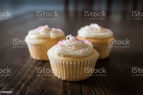 3 컵에 케 한 익을 나무 테이블 표면에 핑크 크리스탈 뿌 렸 다 축 하입니다 0명에 대한 스톡 사진 및 기타 이미지 0명 갈색 거품 내기 Istock