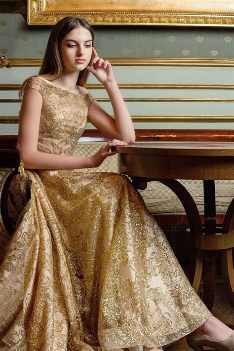 New Look Stylish Bride S Golden Color Dresses Outfits Designing Ideas