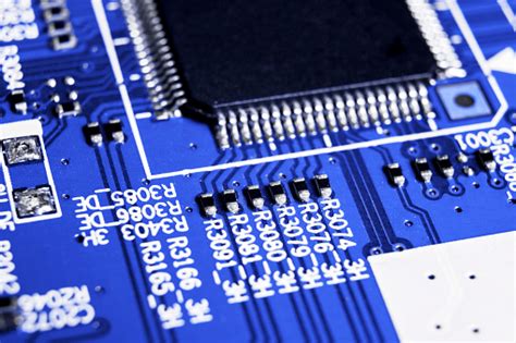 마이크로 칩 저항 및 전자 부품 Circuitboard의 매크로 샷 컴퓨터 하드웨어 기술입니다 블루 톤에서 통합된 통신 프로세서입니다 반도체입니다 Pcb입니다 근접 촬영