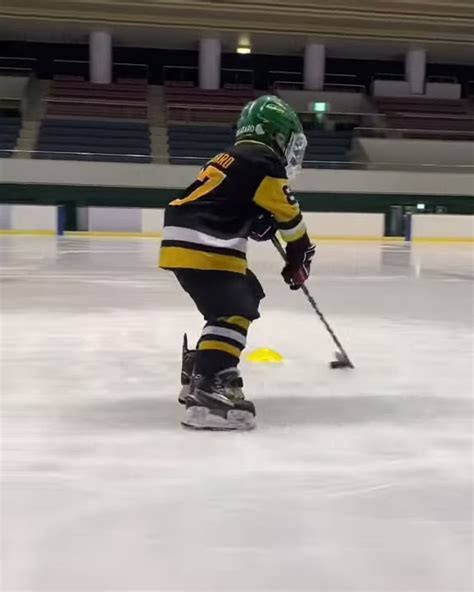Backwards Crossover & Three Turn | Hockey Skating Kid - YouTube