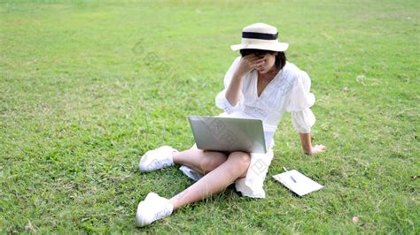 草地上逆光的少女背影回眸女生美女女孩子女图片 包图网企业站