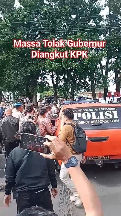Massa Tolak Gubernur Diangkut Kpk Ri Youtube