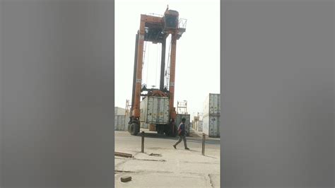 চট্রগ্রাম বন্দরে আপেল কমলা ফল বাহি কন্টেনাল খালাস চলছে নওগাঁর পোলা হামিরে বা চট্টগ্রাম চট্