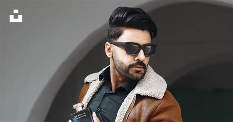 선글라스를 끼고 총을 들고 있는 남자 사진 Unsplash의 무료 이미지