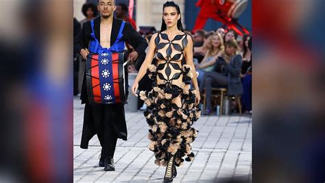 Berraschungsauftritt S Ngerin Katy Perry Fast Nackt Auf Dem Laufsteg Abendzeitung M Nchen