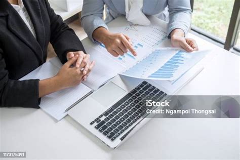 비즈니스우먼 리더 팀 컨퍼런스 회의 프레젠테이션에서 파트너 재무 및 회계 개념과의 비즈니스 만들기 대화 및 비즈니스 전략 기획에