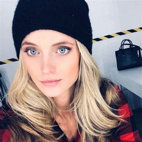 Cute Girls In Flannels 31 Pics