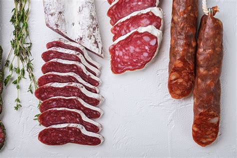 건조 경화 푸에트와 초리조살라미 소시지의 다양한 전체와 흰색 표면에 슬라이스 평면 평지 쵸릿죠에 대한 스톡 사진 및 기타 이미지 쵸릿죠 0명 건조한 Istock