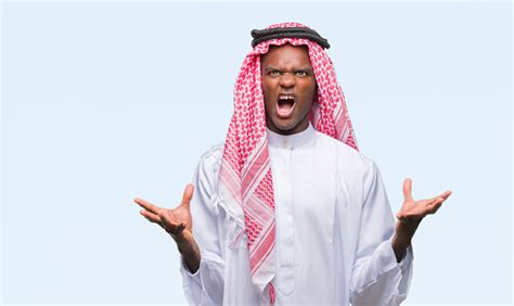 아랍 아프리카 젊은이에 전통적인 서구인을 입고 배경 미친 격리 하 고 미친 소리 하 고 적극적인 식와 팔 발생 함 좌절 개념입니다 감정에 대한 스톡 사진 및 기타 이미지