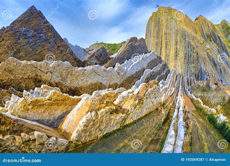 Camadas Inclinadas Da Costa Basca De Grilo Da Unesco Espanha Global