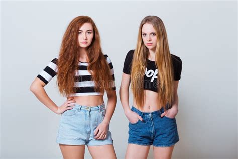 Deux Belles Jeunes Filles Sexy Dans Des Jeans Court Circuite Dessus