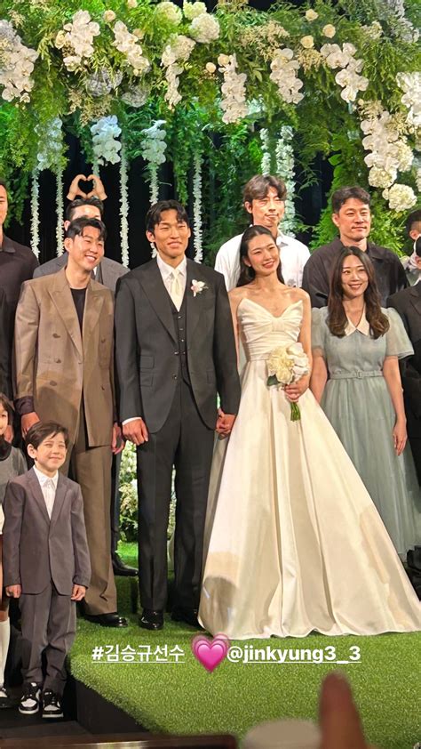 버진로드에 잔디 깔고 결혼식 올린 모델 김진경 ️축구선수 김승규 연예이슈 수다방 네모판
