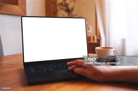 집에서 빈 데스크톱 화면이 있는 컴퓨터 노트북 터치패드를 사용하고 터치하는 여성의 모형 이미지 35 39세에 대한 스톡 사진 및 기타 이미지 Istock